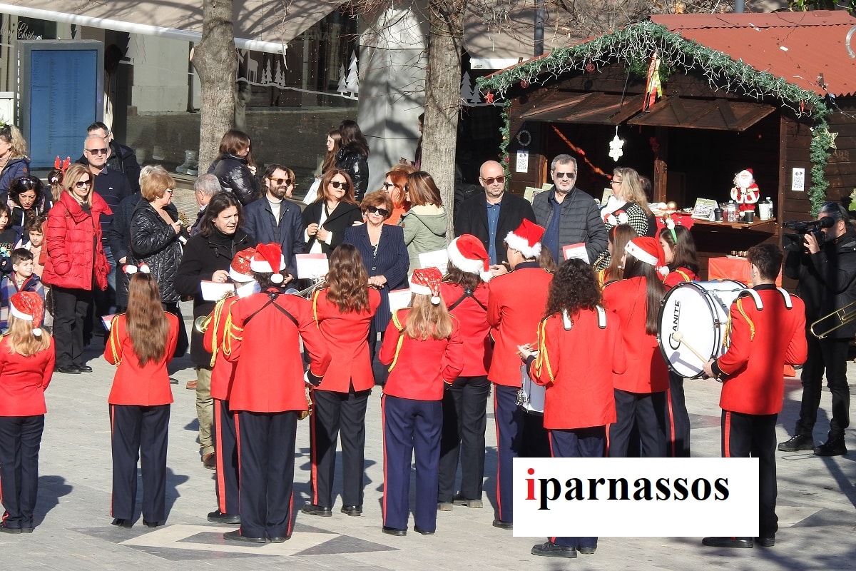 Παραμονή Χριστουγέννων σφύζει η Λιβαδειά απο κόσμο (Video-Photo ...