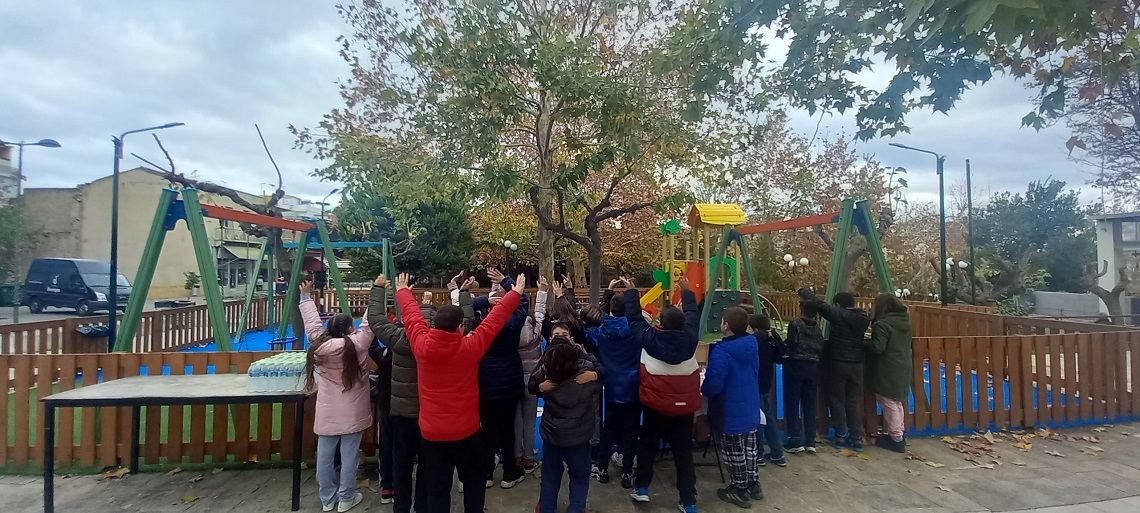 Εγκαίνια της παιδικής χαράς στην κεντρική Πλατεία Θήβας – iparnassos