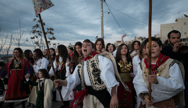 Οι παρεες των Βλαχων της Θήβας το βράδυ της Τσικνοπέμπτης – iparnassos