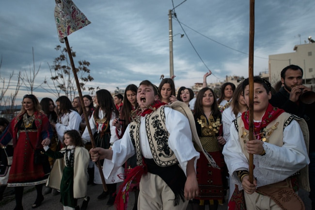 Οι παρεες των Βλαχων της Θήβας το βράδυ της Τσικνοπέμπτης – iparnassos